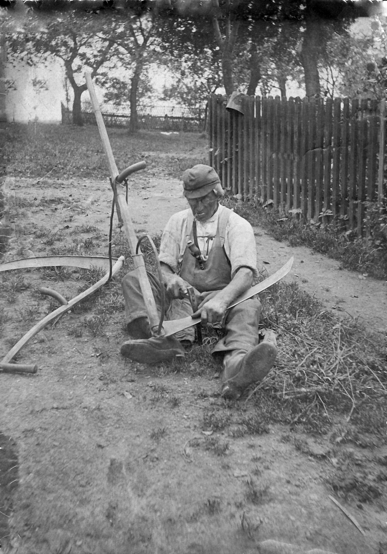 Der Mann mit den Sensen Foto & Bild | alte berufe, specials, menschen ...