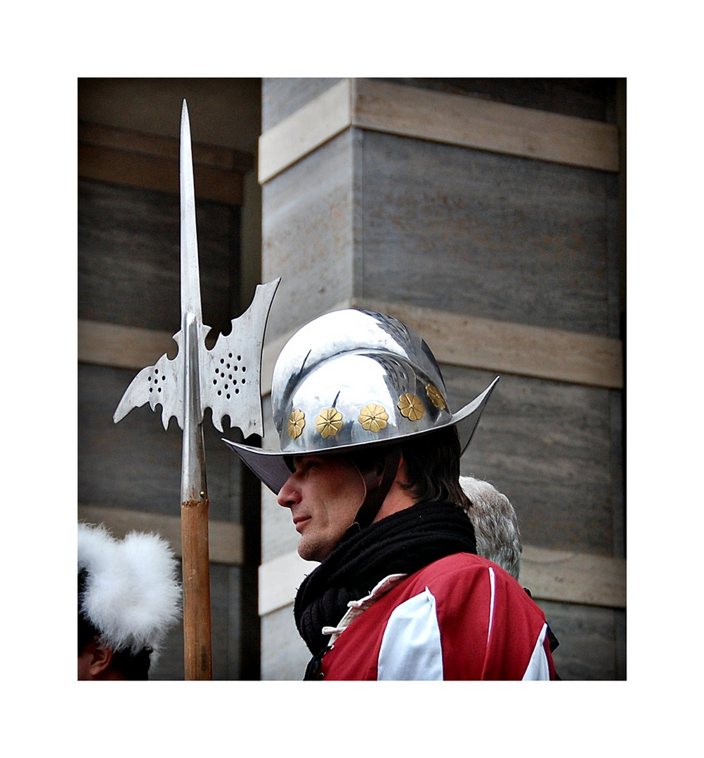 der Mann mit der Hellebarde Foto & Bild | halle, menschen, waffe Bilder ...