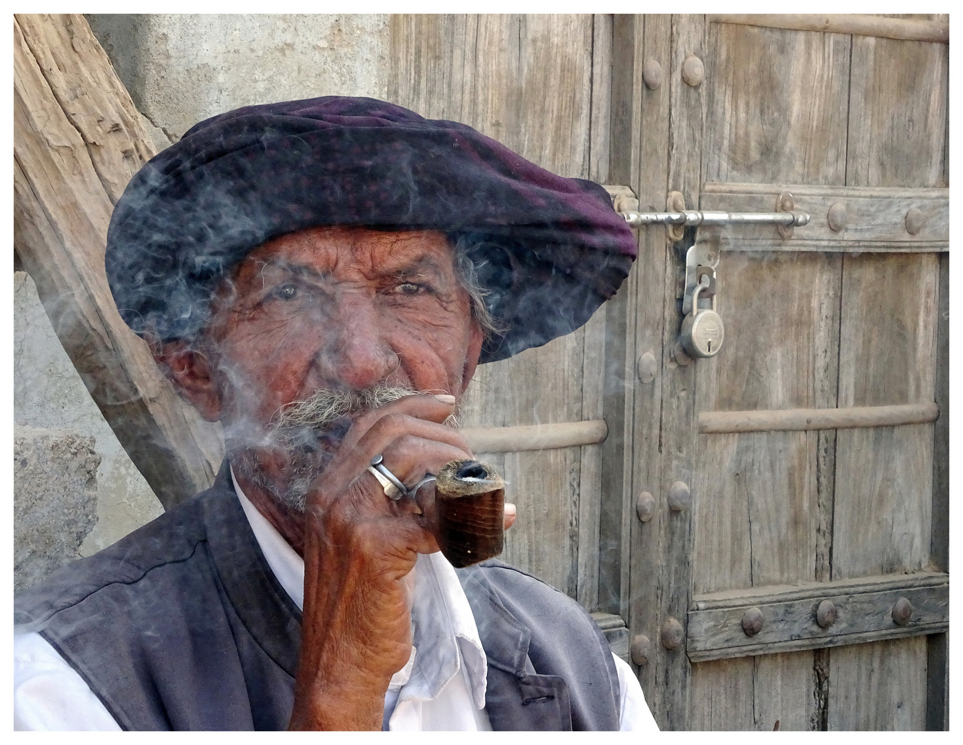 Der Mann mit der Pfeife Foto & Bild | portraits, world, asien Bilder ...