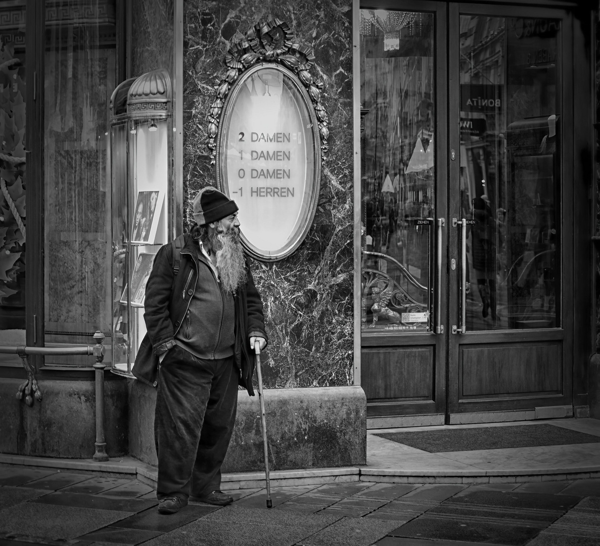 Der Mann und die Zeit Foto & Bild | streetfotografie mit menschen, kommunikation; grafik; szenen ...