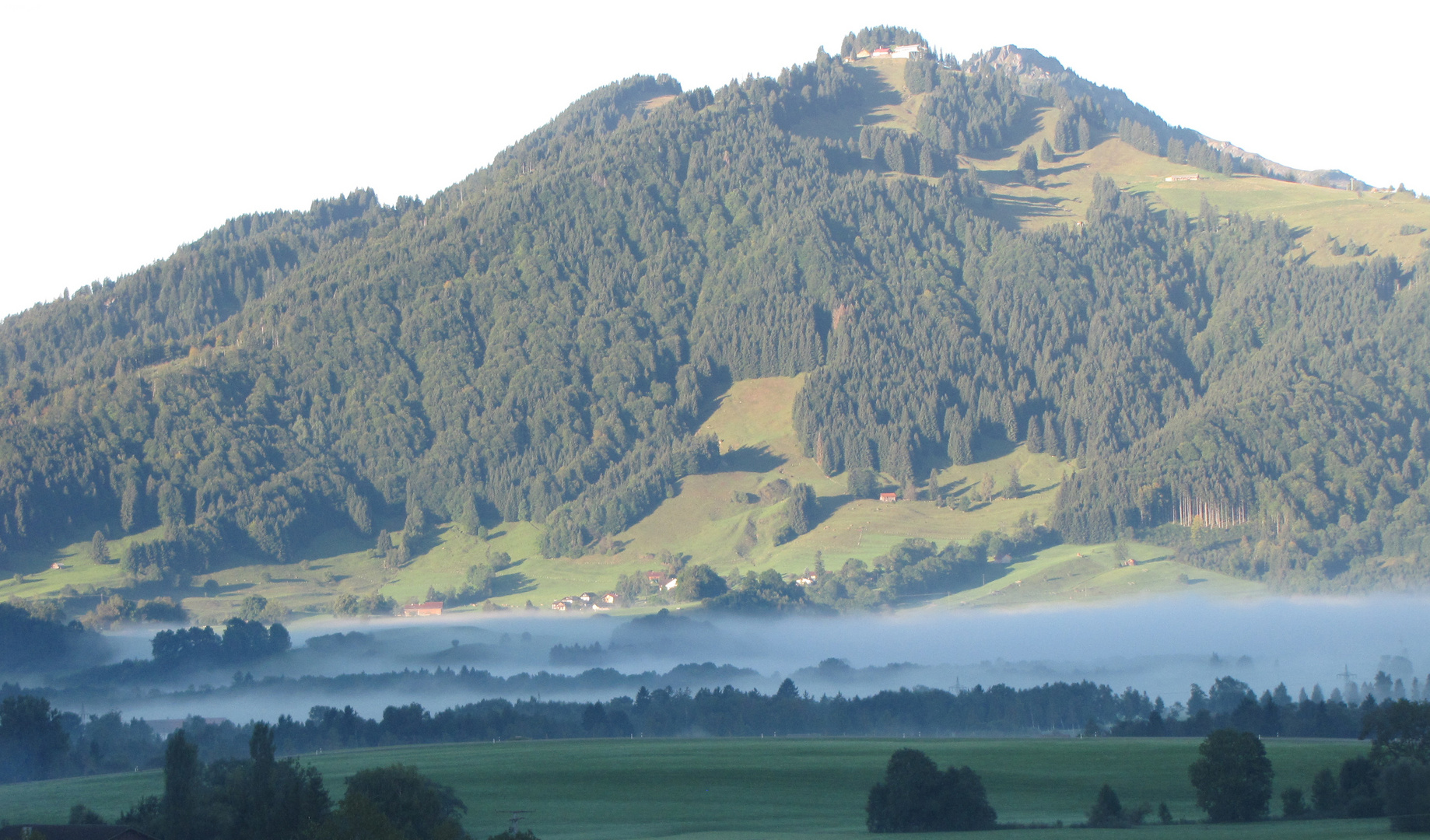 Der Mittag im Allgäu früh morgens - Nebel im Tal & Sonne am Berg Foto ...