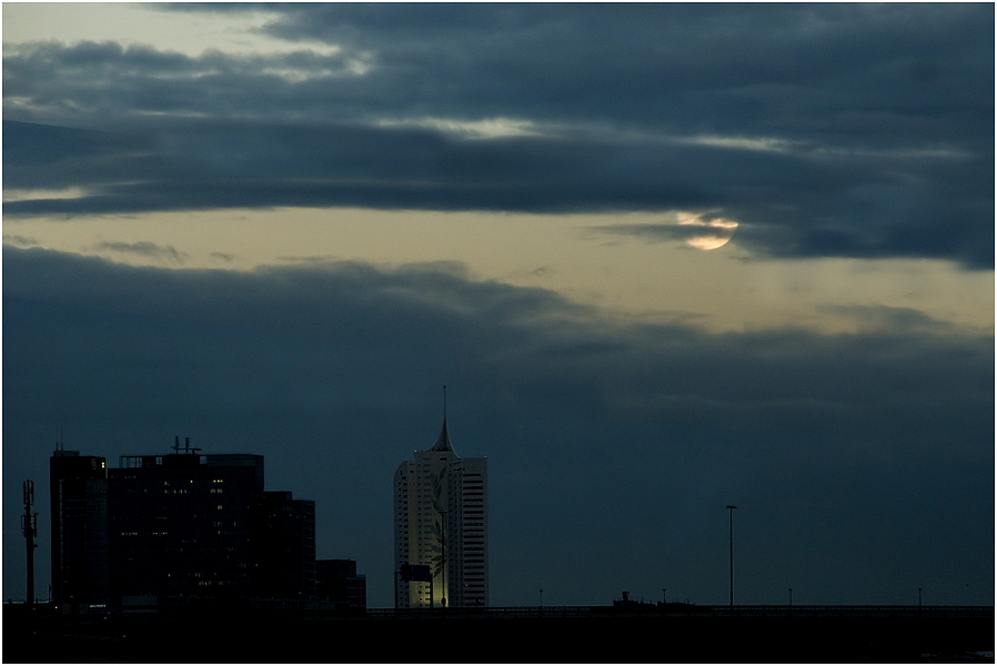 Der Mond über Transdanubien Foto & Bild | europe, Österreich, wien ...