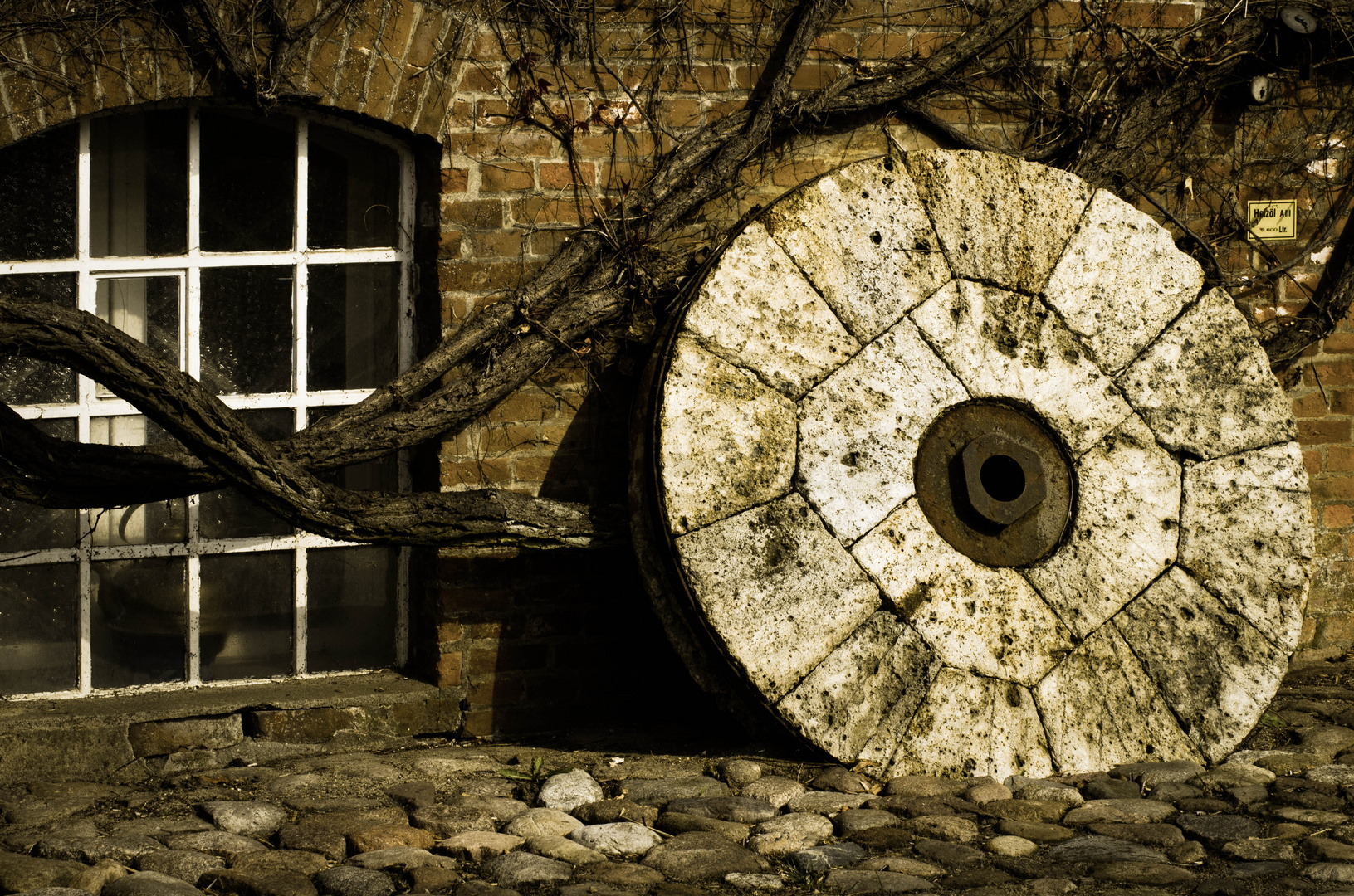 Der Mühlstein Foto & Bild | architektur, ländliche architektur, alt ...