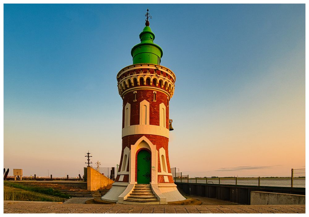 der Pingel-Leuchtturm an der Einfahrt in die Kaiserschleuse Foto & Bild ...