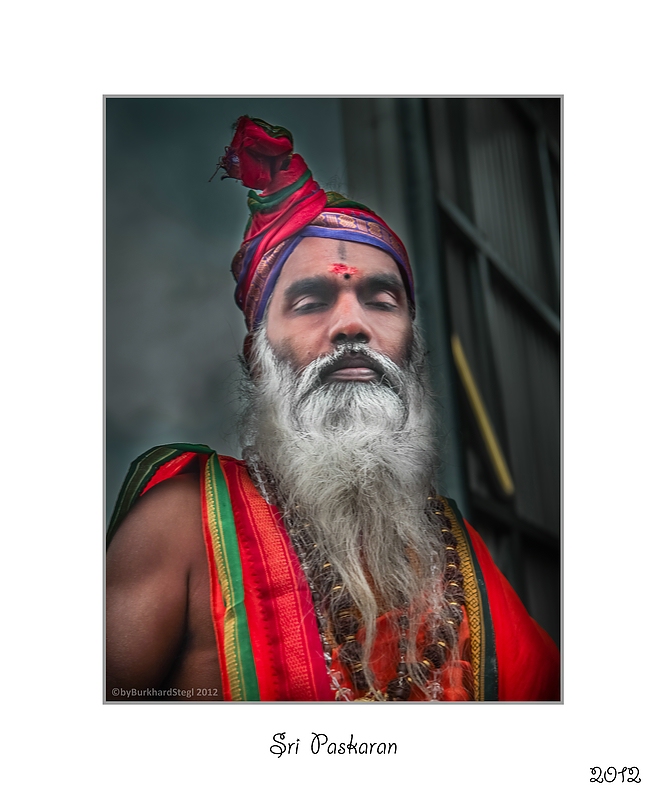 Der Priester Sri Paskaran vom Hindu Shankarar Sri Kamadchi Ampal Tempel ...