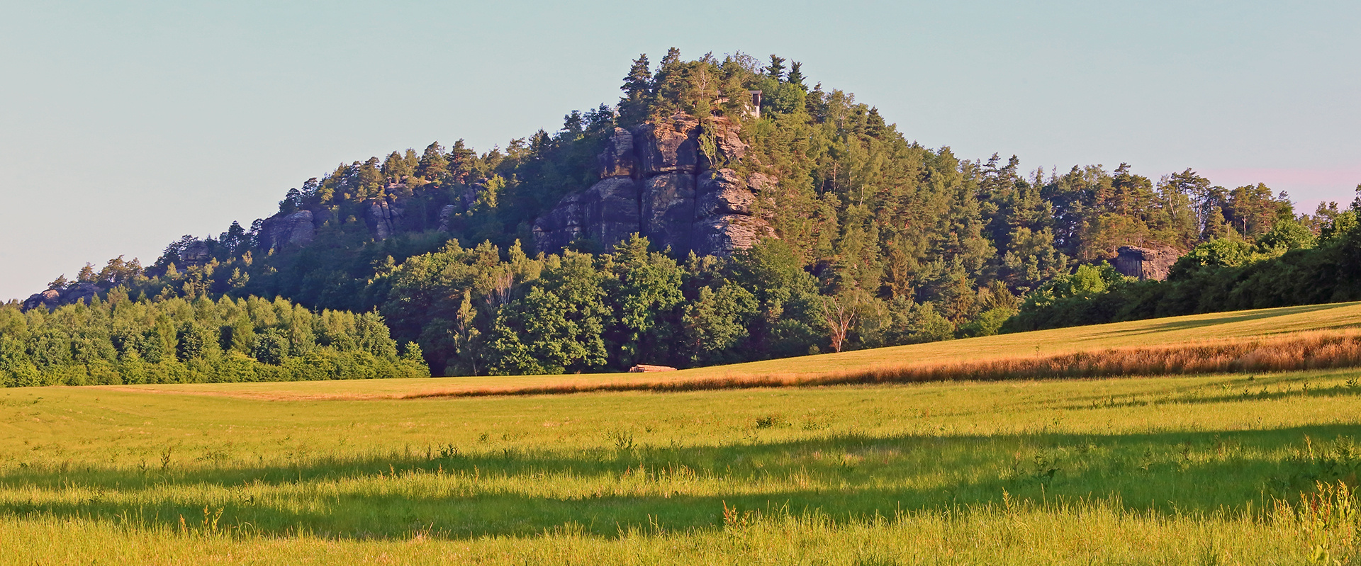 Der Rauenstein links der Elbe und gegenüber der Bastei am frühen Morgen ...