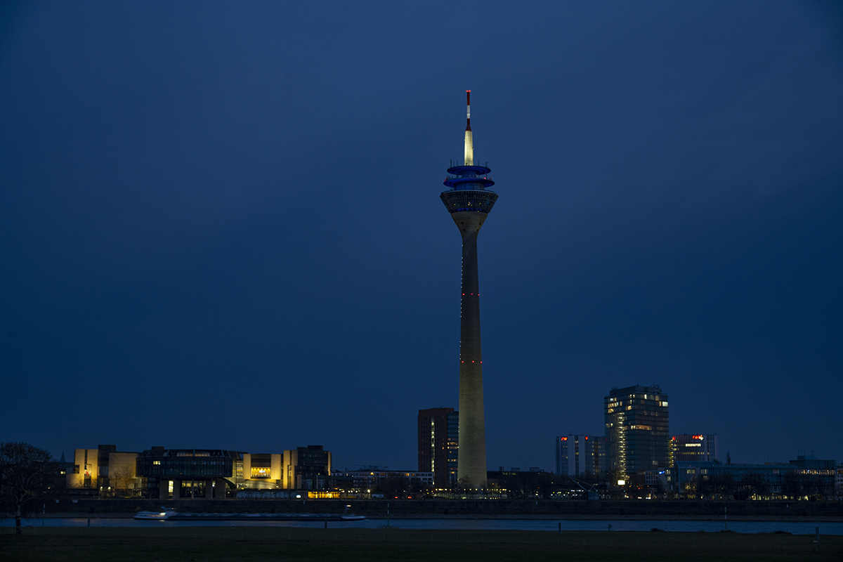 Der Rheinturm Foto & Bild | architektur, architektur bei nacht ...