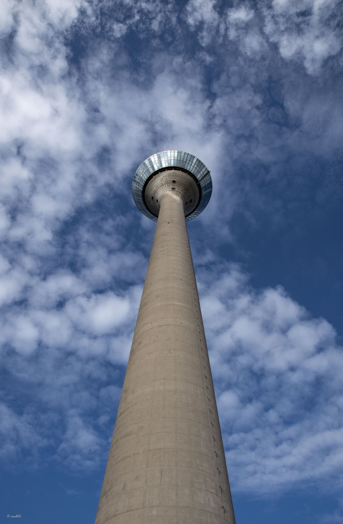 Der Rheinturm... Foto & Bild | architektur, düsseldorf, deutschland ...