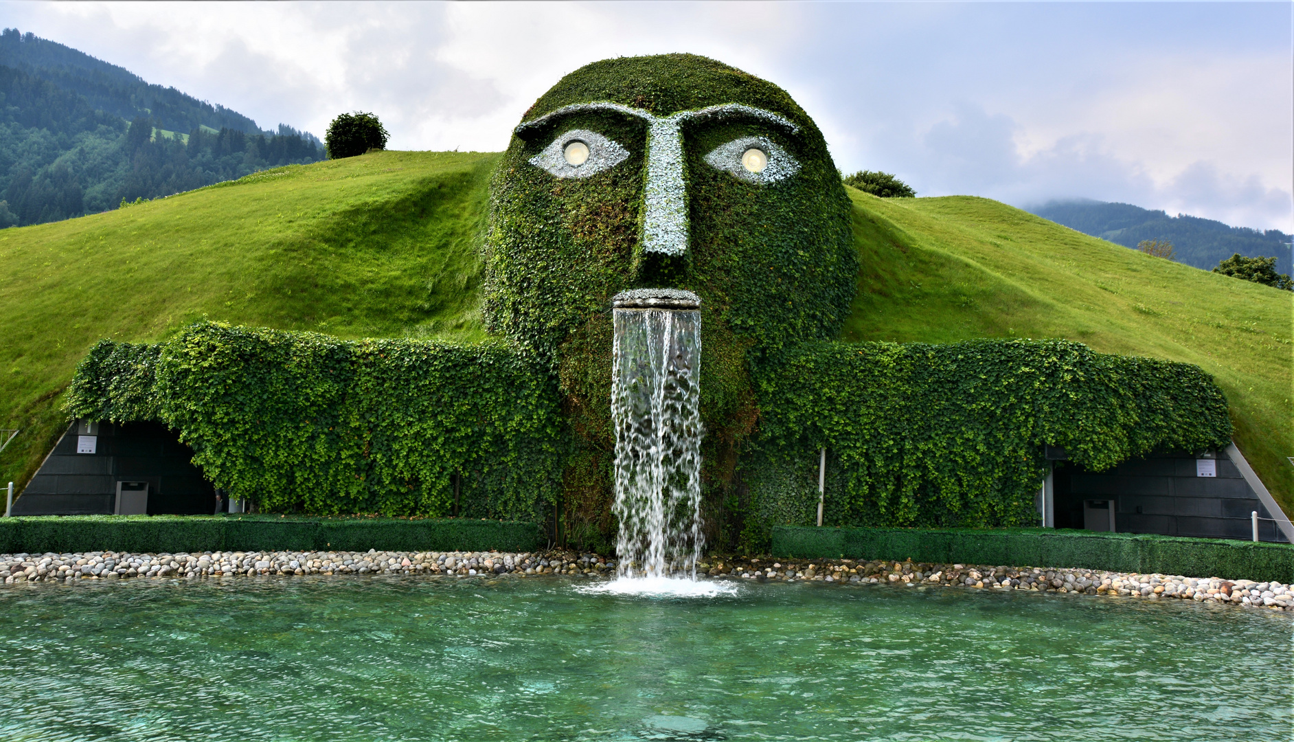 Der Riese am Eingang der Swarovski Kristallwelten in Wattens Foto ...