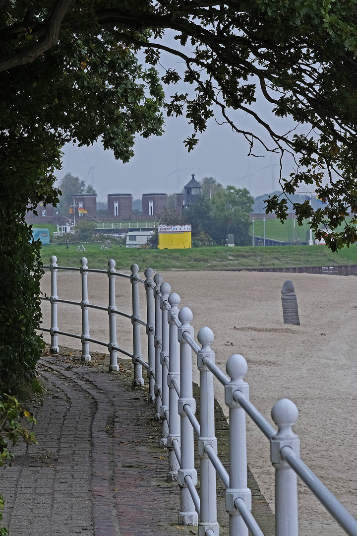 Der Riesenphallus (4,5t / 3,20m), aus Granit gemeißelt am Strand von ...