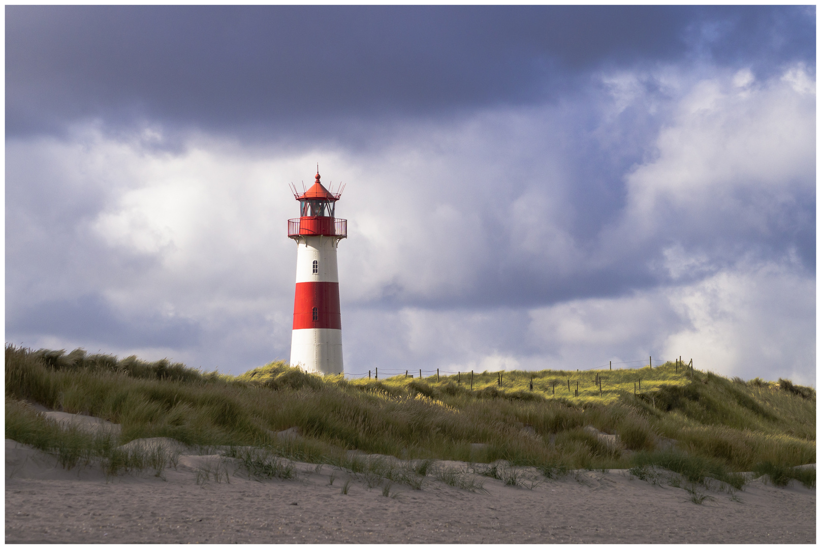 Der rot-weiß gestreifte Leuchtturm List Ost Foto & Bild | deutschland ...