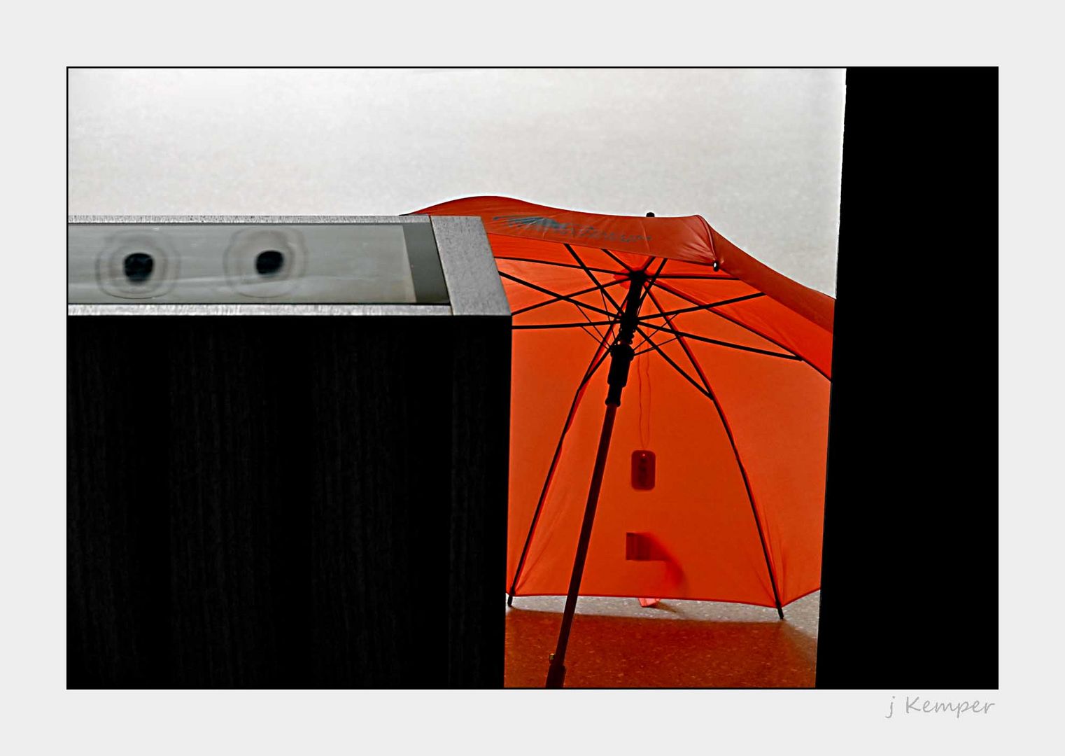 - der rote Schirm und die Augen - Foto & Bild | art, spezial, rot ...