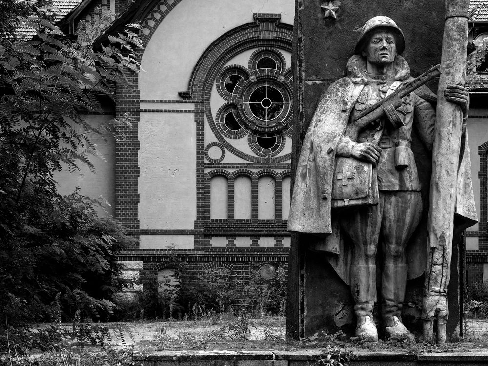 ,, Der Sanitäter ,, Foto & Bild | marode, dokumentation, lost places ...