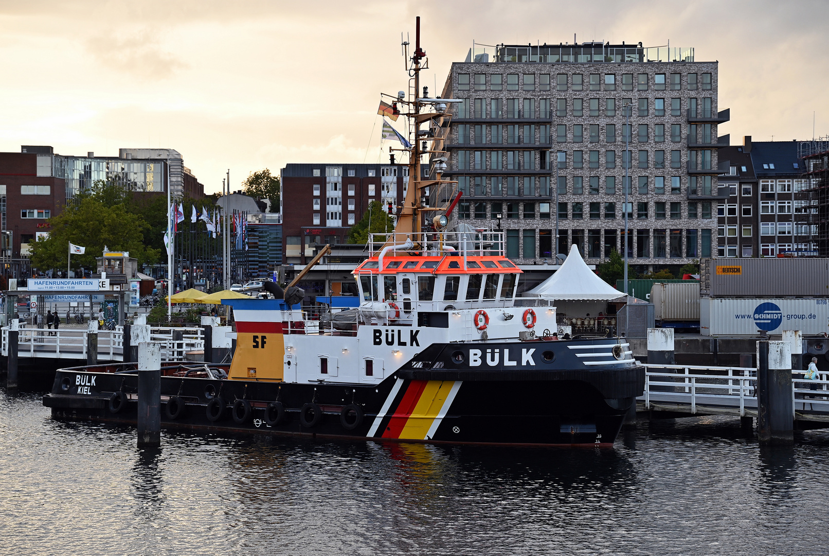 Der Schlepper Bülk an der Bahnhofsbrücke Foto & Bild | schiffe und ...