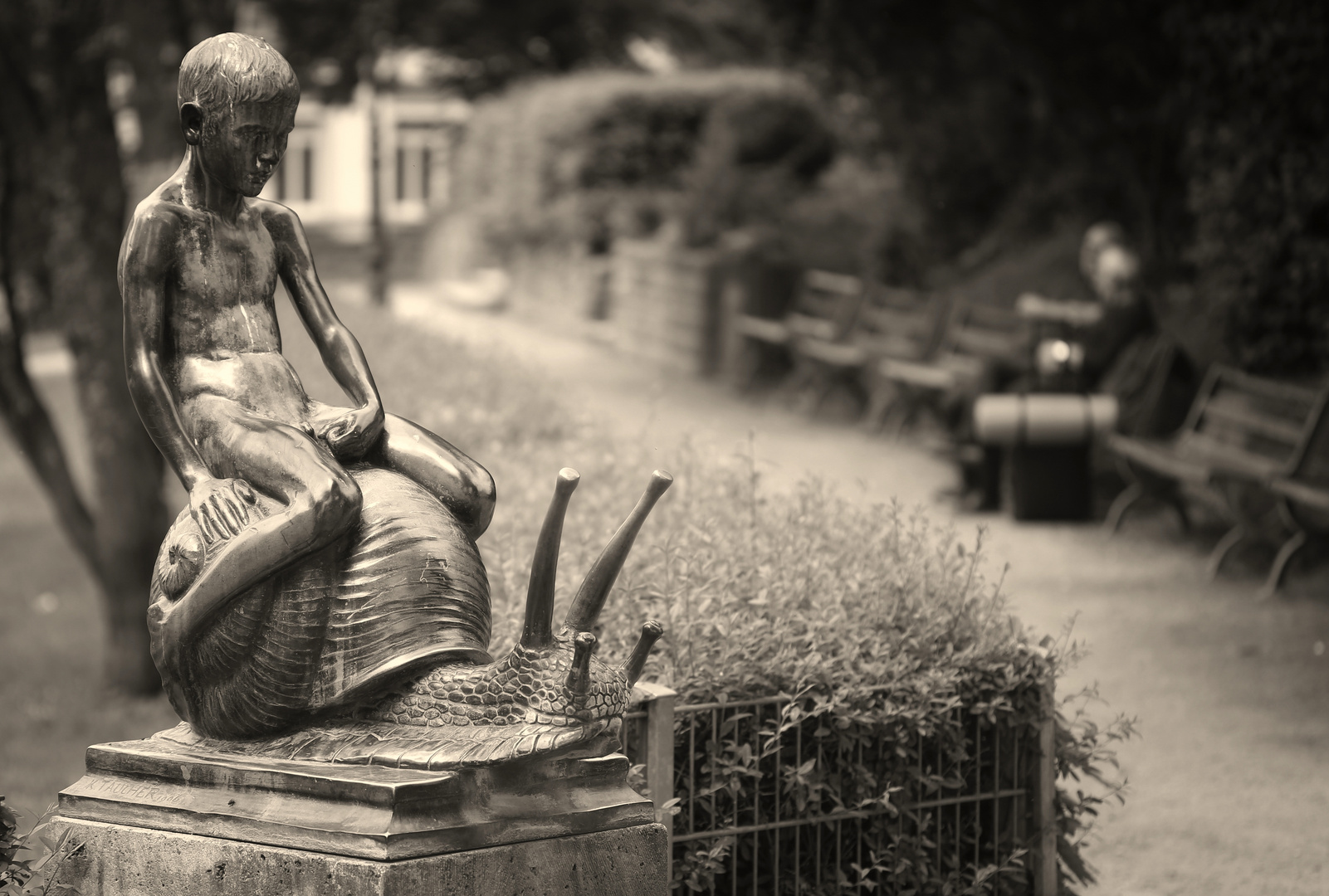 Der Schneckenreiter Foto & Bild | architektur, streetfotografie mit ...