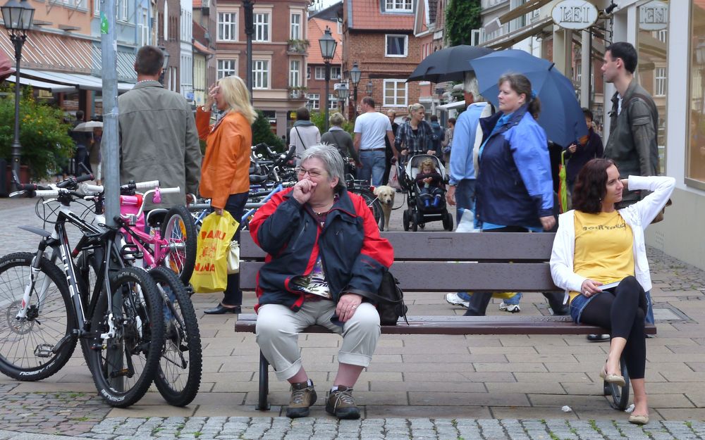 Der Sicherheitsabstand wurde eingehalten Foto & Bild | erwachsene, alltagsereignisse, menschen ...