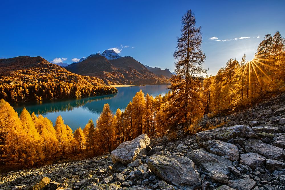 Der Silser Höhenweg mit Blick zum Silser See im Engadin im Herbst Foto ...