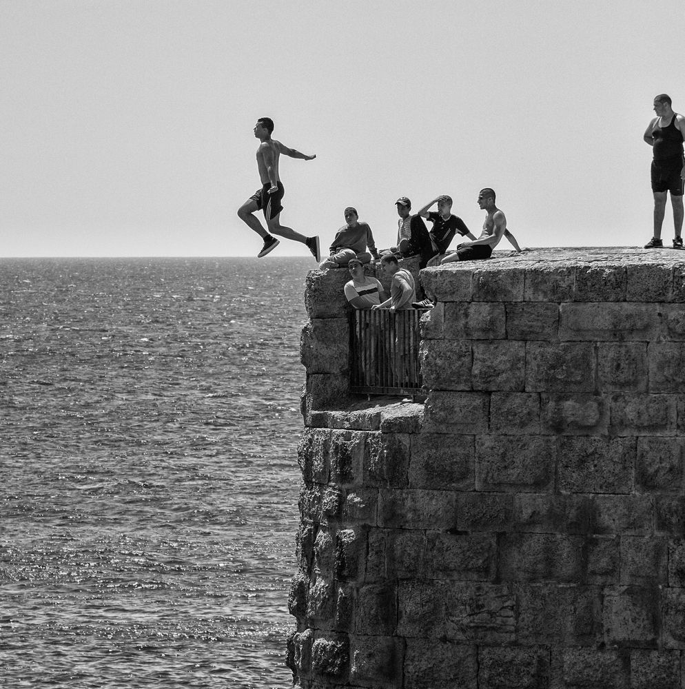 ~~ der sprung ~~ Foto & Bild | streetfotografie mit menschen, street ...