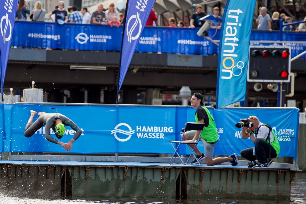 Der Sprung. Foto & Bild | sport, triathlon, hamburg triathlon 2016 ...