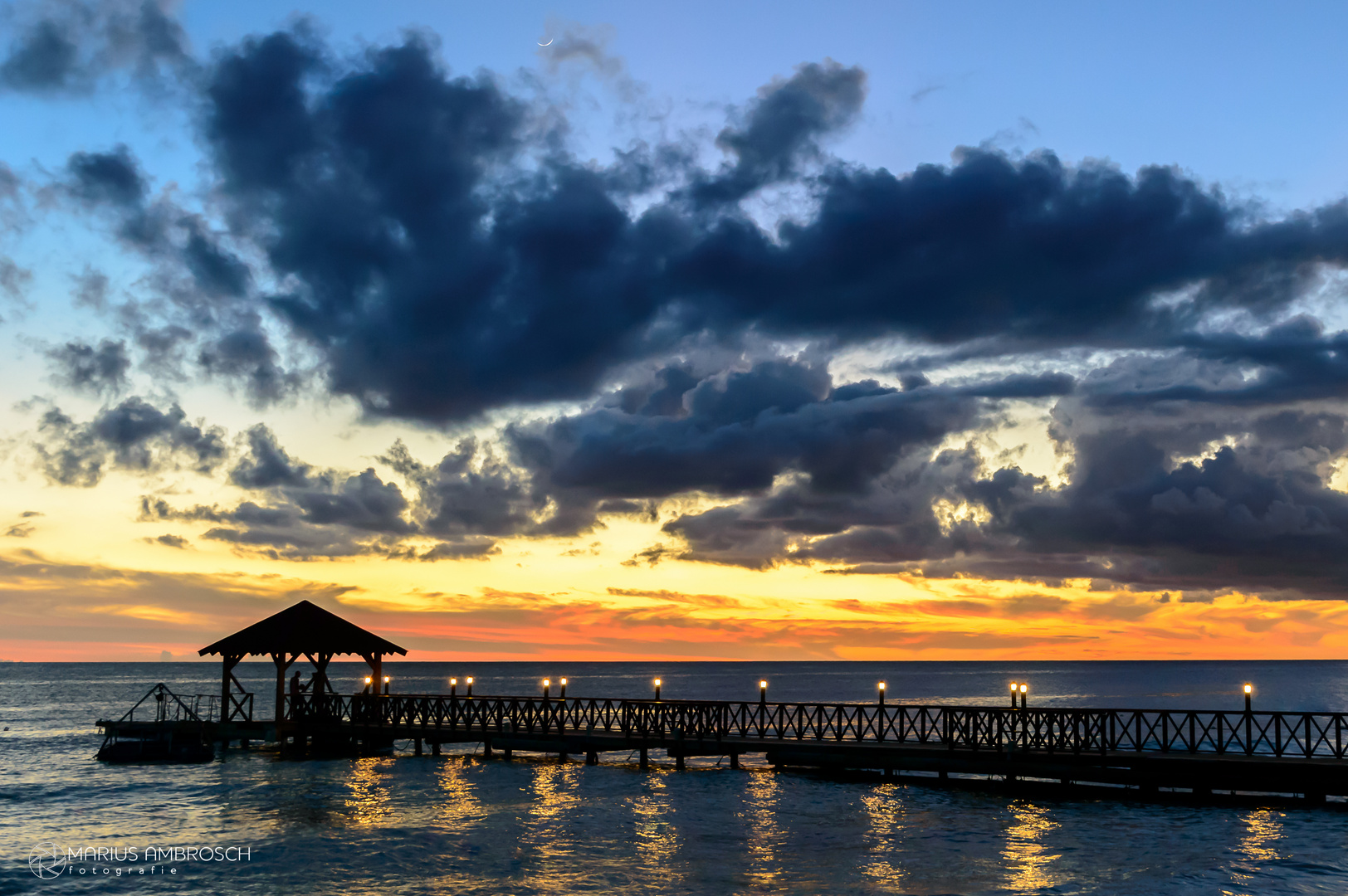 Der Steg im Meer Foto & Bild | urlaub, beach, sonnenuntergang Bilder ...