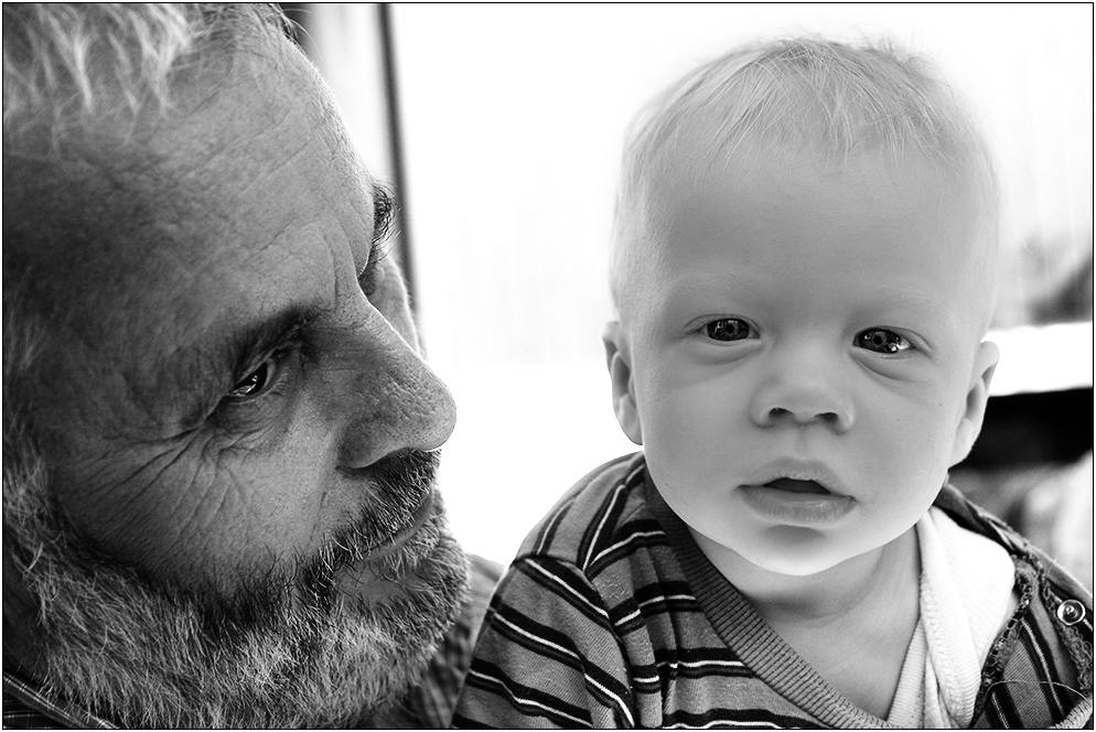 Der stolze Opapa mit seinem Enkel Foto & Bild | erwachsene menschen, mehrere menschen ...