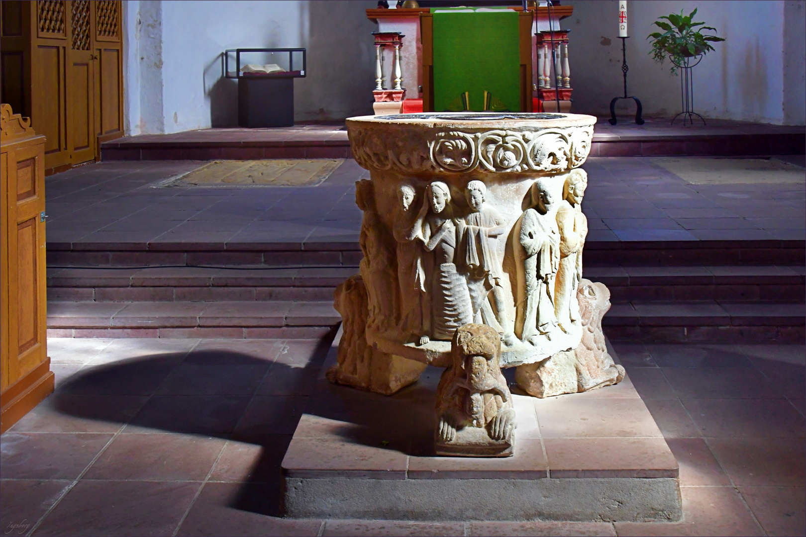 Der Taufstein von etwa 1260 Foto & Bild | indoor, ostfriesland ...