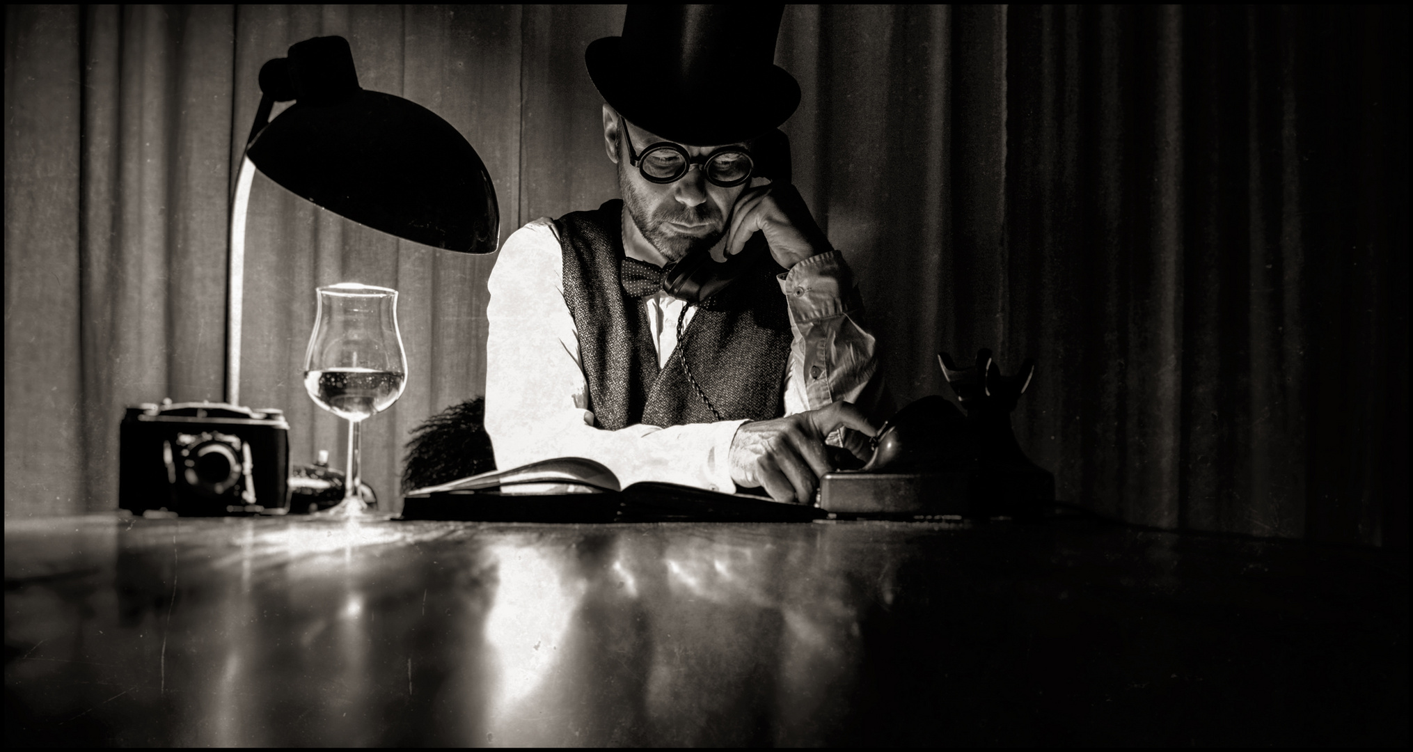 DER TELEFONANRUF +++ Foto & Bild | indoor, mann, portrait Bilder auf ...