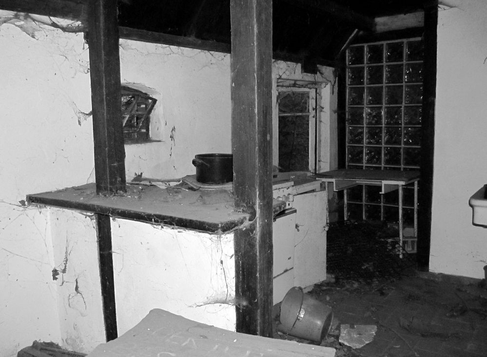 der Topf steht auf dem Herd ... Foto & Bild | fenster, lost places ...