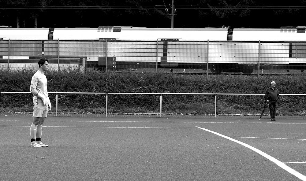 Der Torwart, der Zuschauer und ... Foto & Bild | sport, spezial ...