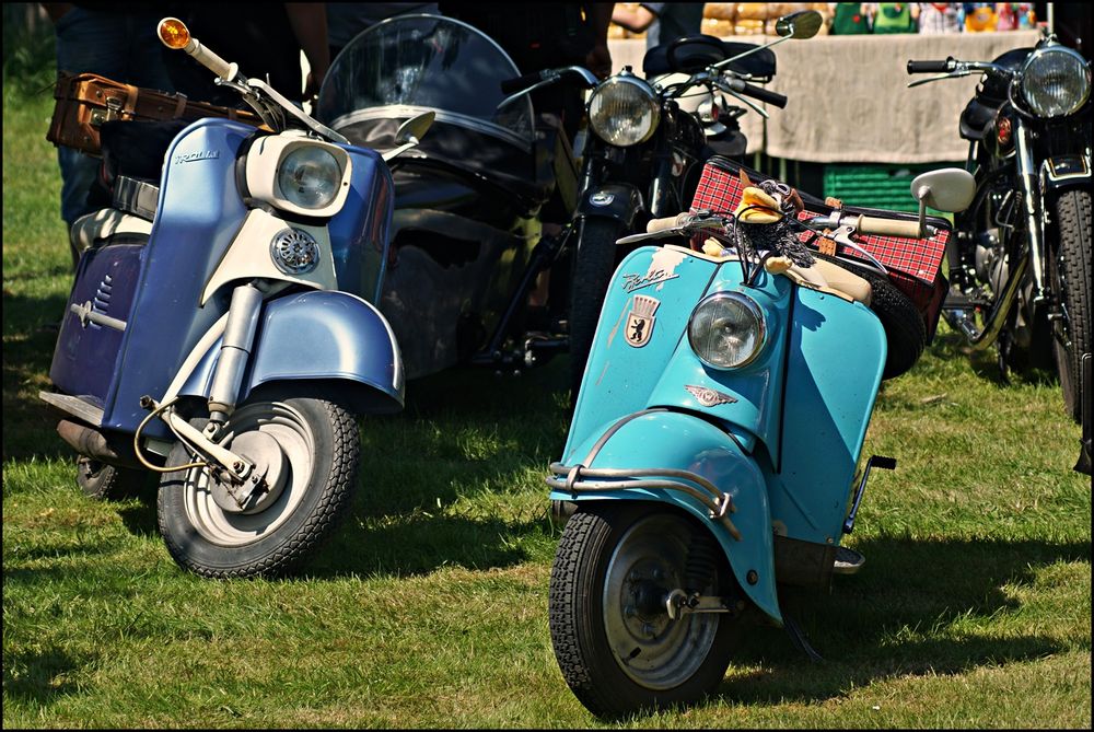 Der Troll und sein Vorgänger Foto & Bild | motive, motorroller ...