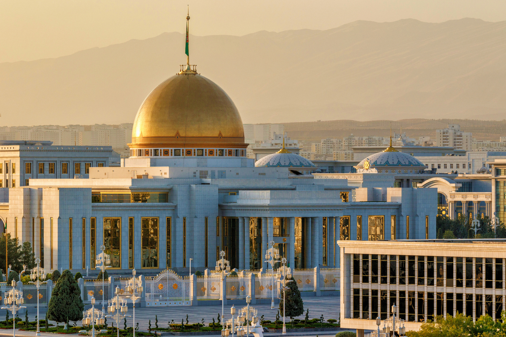 Der Turkmenbashi-Präsidentenpalast Foto & Bild | world, architektur ...