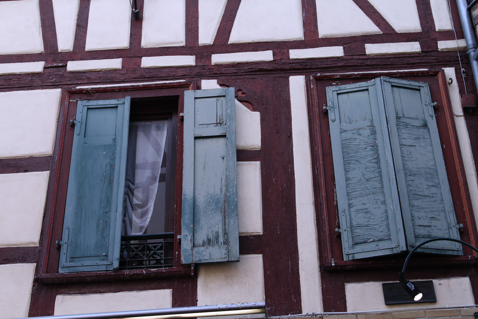 der Vorhang Foto & Bild | alt, fenster, straße Bilder auf fotocommunity