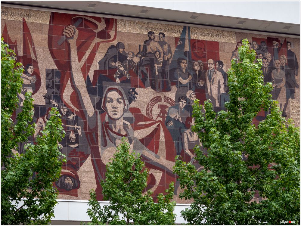 Der Weg der roten Fahne Foto & Bild | world, dresden, deutschland ...