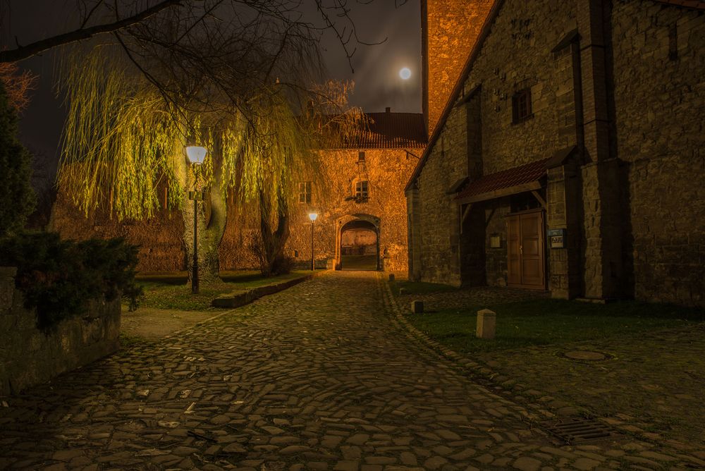 Der Weg hinein Foto & Bild | nacht, burg, architektur Bilder auf ...