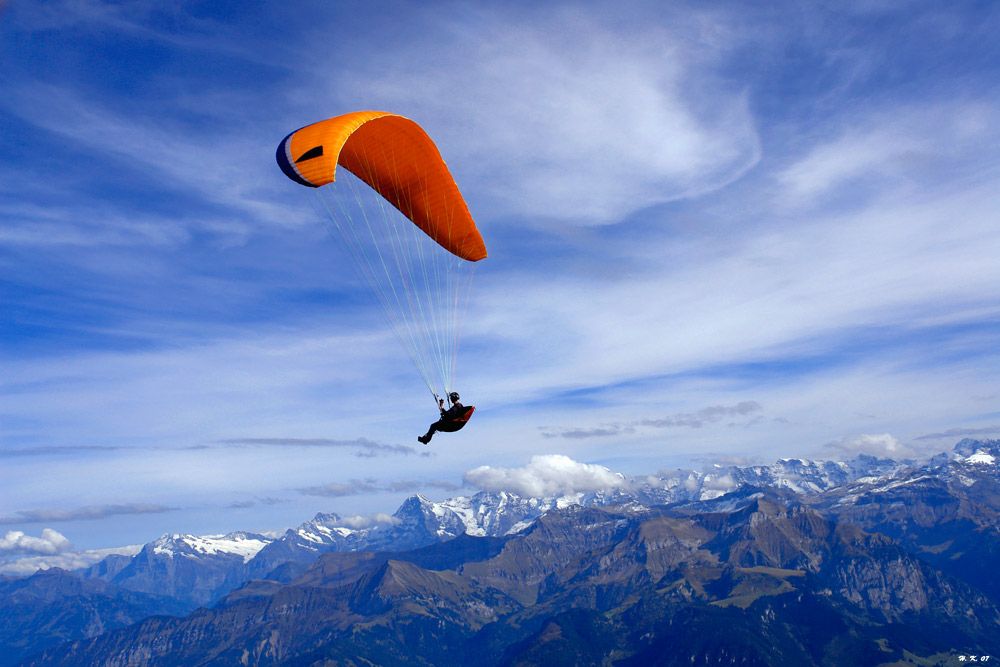 Der Wind mein begleiter - Paragleiter am Niesen. Foto & Bild | sport ...