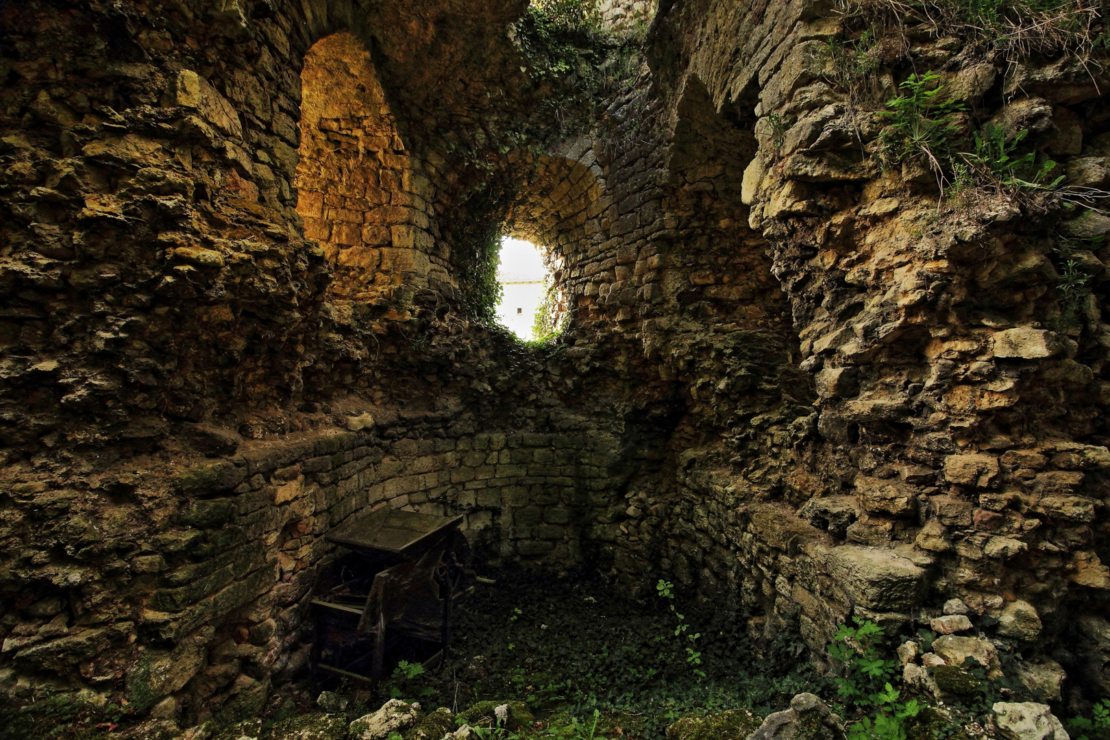 Der Zahn der Zeit Foto & Bild | lost places, architektur, mittelalter ...