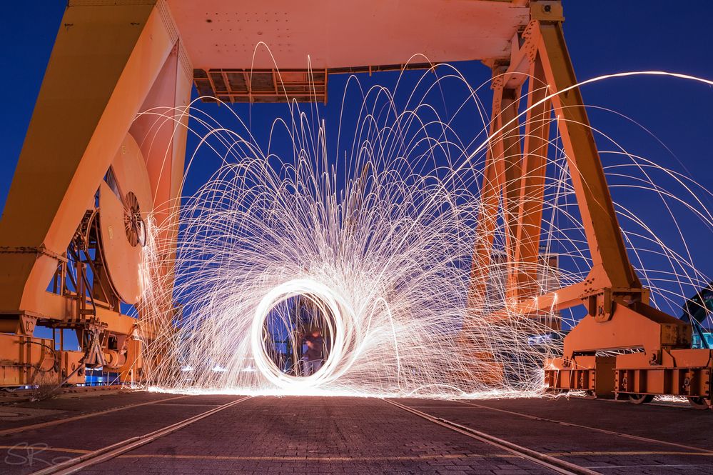 der zündende Funke, die zweite Foto & Bild | fotokunst, licht und feuer ...