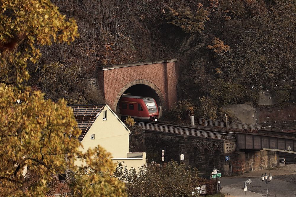 Der Zug kommt aus dem Tunnel Foto & Bild | dampf-, diesel- und e-loks ... Der Zug kommt aus dem Tunnel Foto & Bild | dampf-, diesel- und e-loks ...