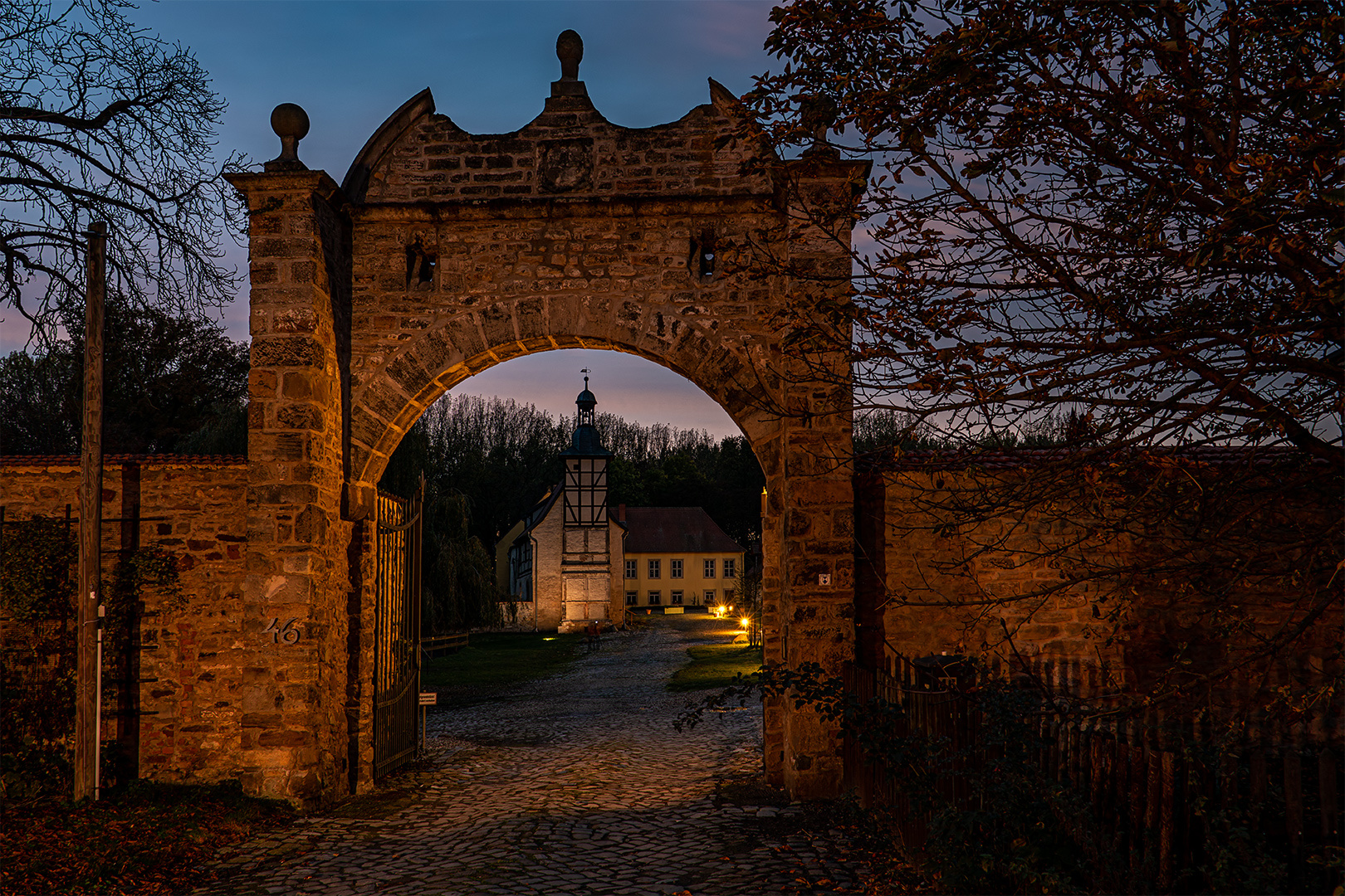 Der Zugang vom Dorf... Foto & Bild | architektur, deutschland, europe ...