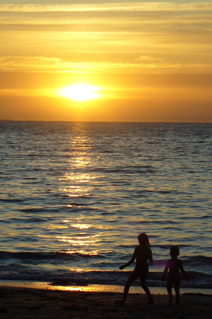 Deux enfants au soleil photo et image | paysages, nature Images ...