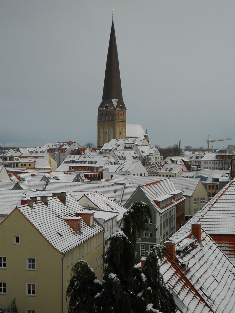 Dezember-Blick auf die Petrikirche in Rostock Foto & Bild | architektur ...
