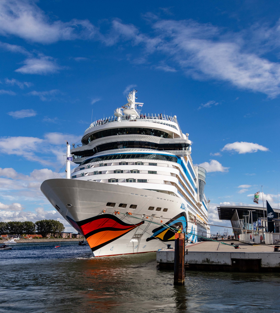 Die " Aida mar " am Kreuzfahrterminal in Warnemünde Foto & Bild ...