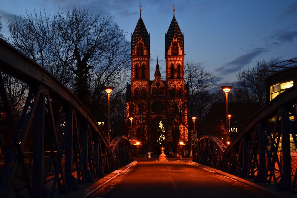 Die blaue Brücke Foto & Bild | architektur, nacht, nachtaufnahme Bilder auf fotocommunity