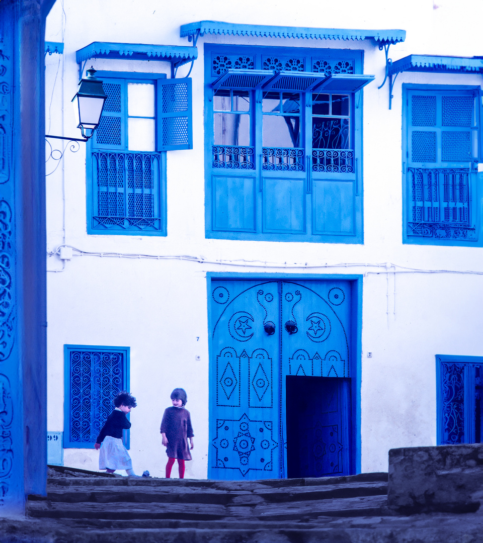 Die Blaue Stadt Foto & Bild | architektur, streetfotografie mit menschen, projekte Bilder auf ...