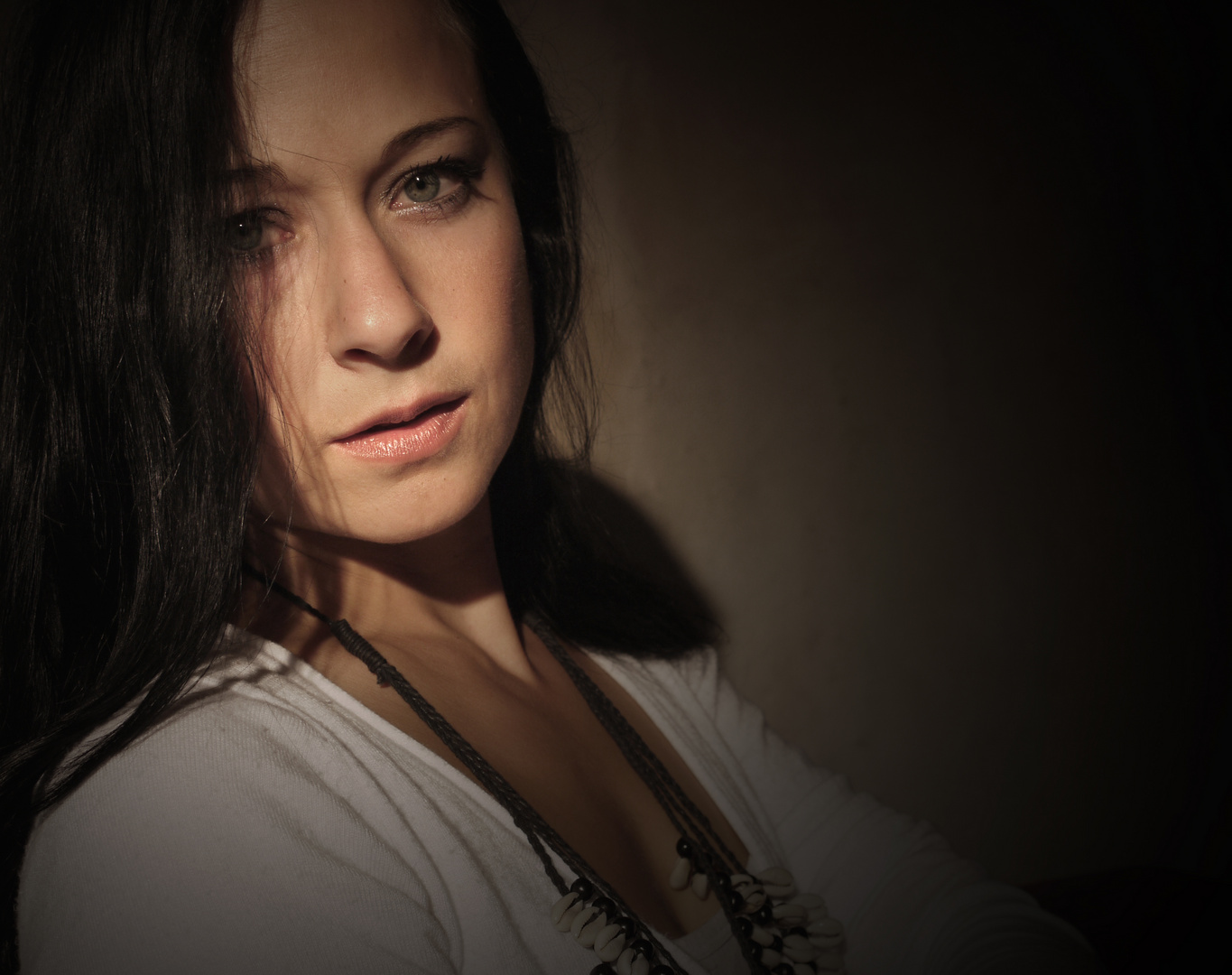 Die Blicke von Claire Foto & Bild | portrait, portrait frauen, indoor ...