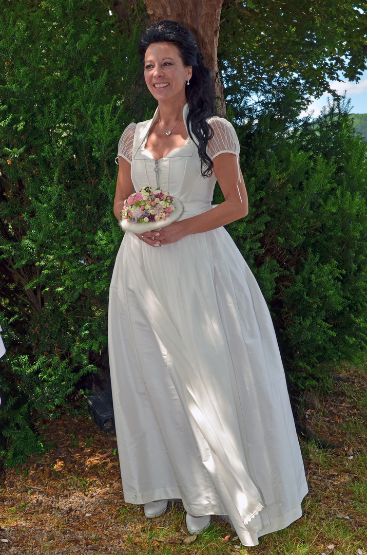 Die Braut und der Strauß Foto & Bild | hochzeit, portrait , outdoor ...