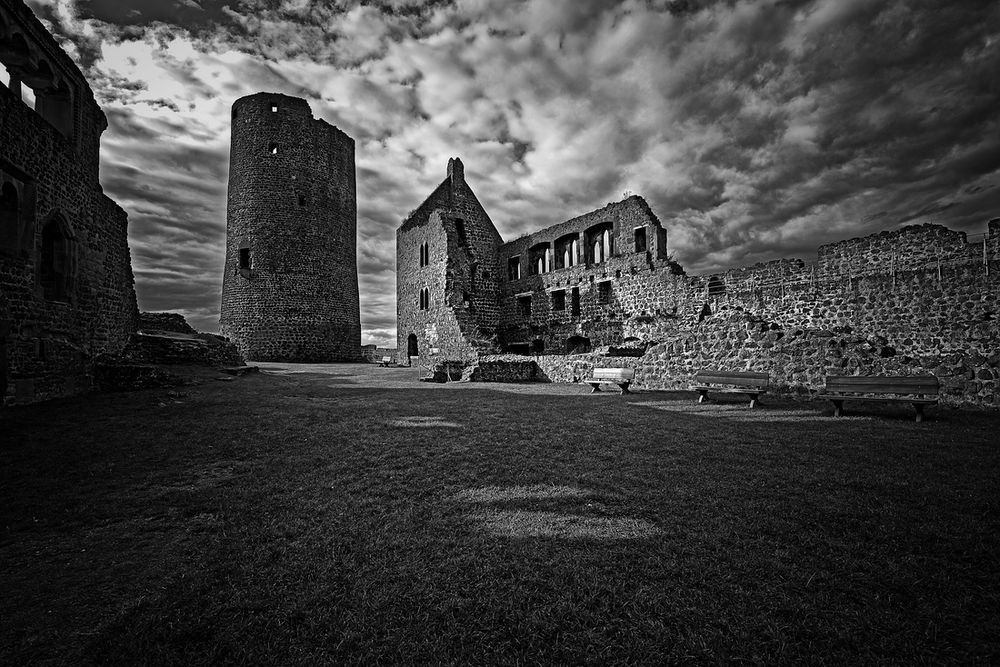 Die Burg Foto & Bild | monochrom, bearbeitungs - techniken, b+w Bilder auf fotocommunity