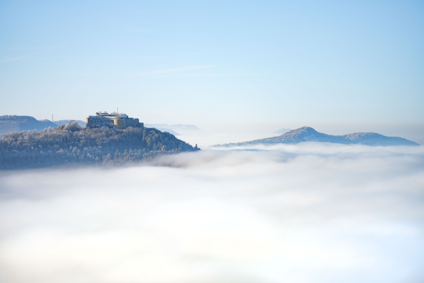 Die Burg im Nebel Foto & Bild | burg, landschaft, nebel Bilder auf ...