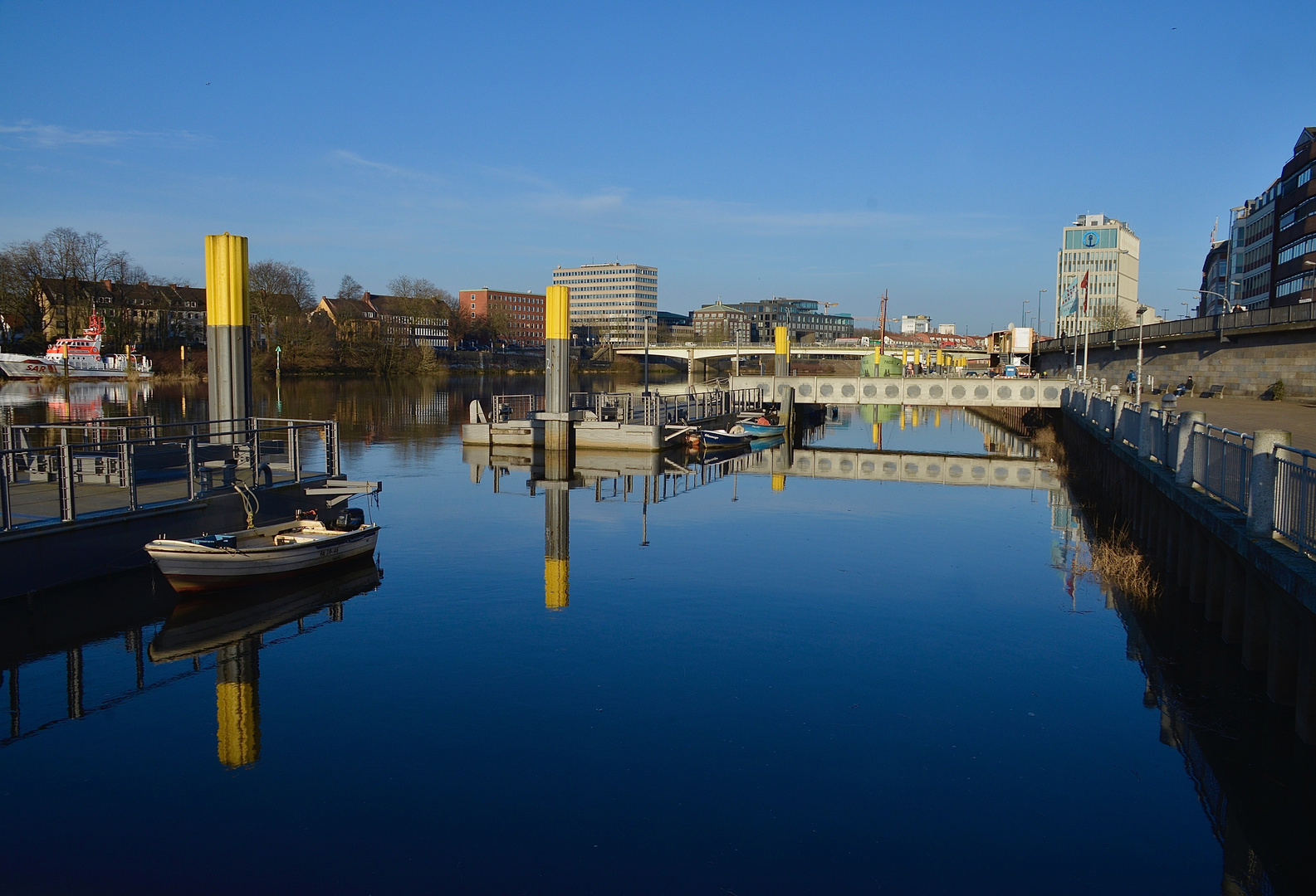 Die Dalben ziehen in die Tiefe Foto & Bild | world, himmel, natur ...