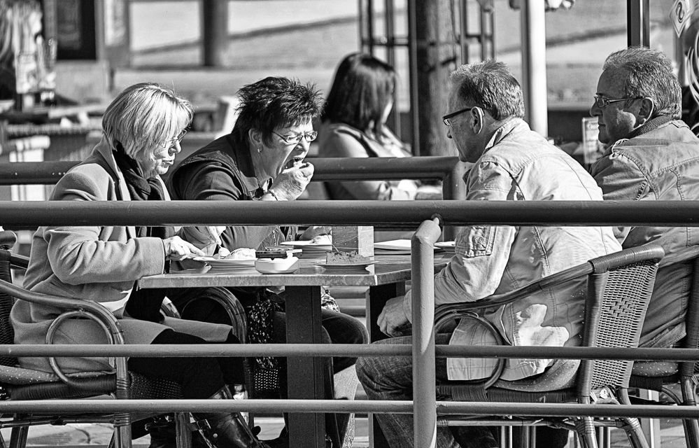 Die Damen essen Kuchen und die Männer schauen begeistert zu!!!!!!!!! Foto & Bild | erwachsene ...